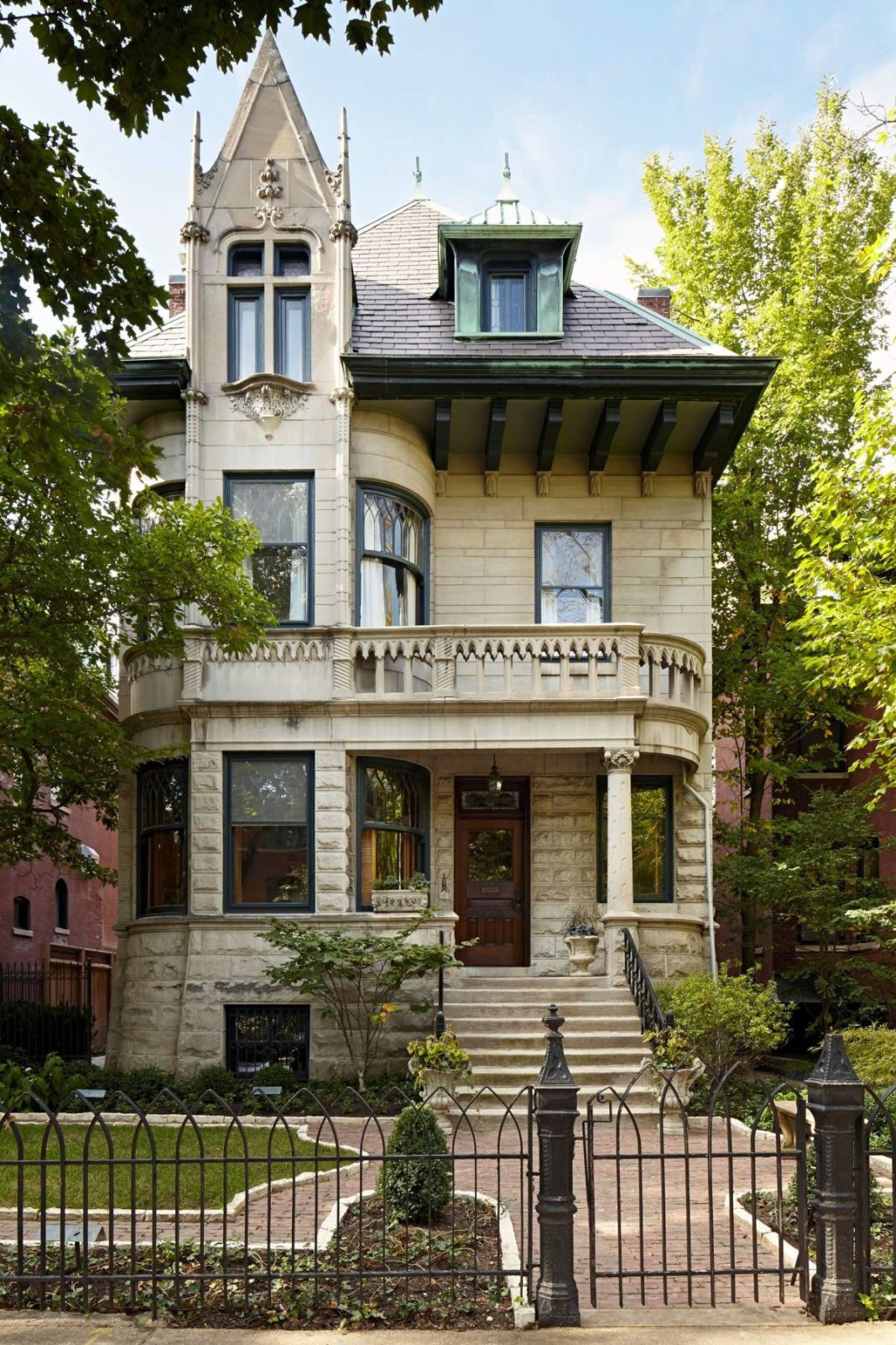 17 Victorian House Exterior and How It Brings Out An Old Architecture